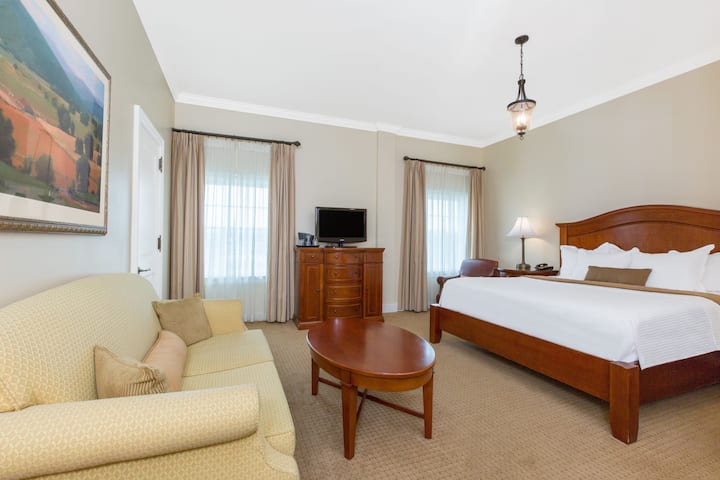 King + Sofa Bed L George Washington L Downtown - Winchester, VA
