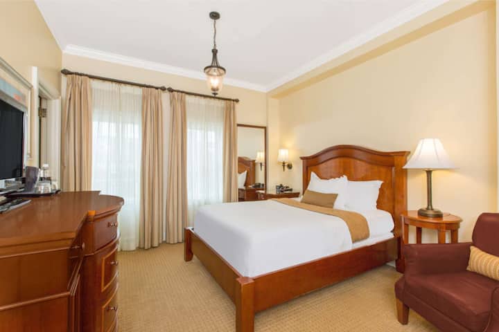 George Washington | 2 Units | Queen Room - Winchester, VA