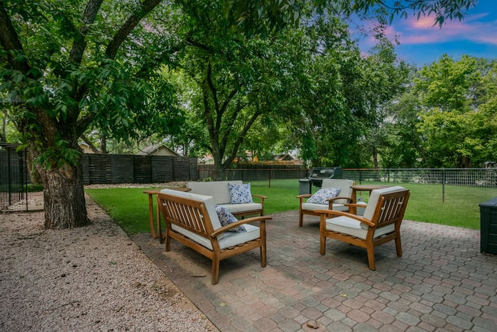 Dogologie | 2/2, Pets W/ Fee, Gas Grill - Fredericksburg, TX