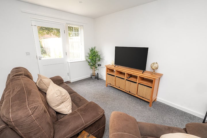 Modern 2-bed Home With Driveway – Basingstoke - Basingstoke