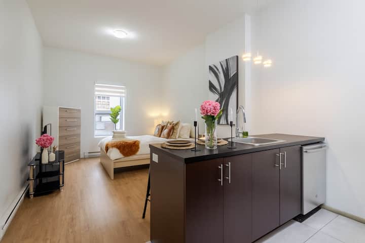 Elegant Bishop Apartment – Downtown Gem - Montreal