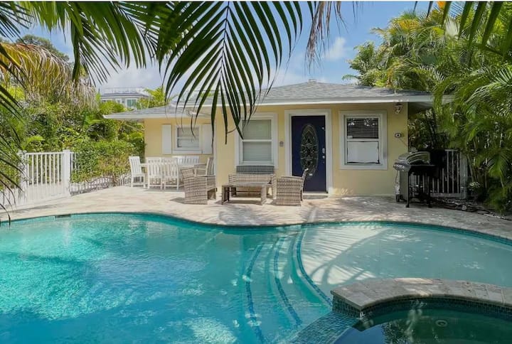 Lazy Days: 1 Block To The Beach, Private Pool! - Sarasota, FL