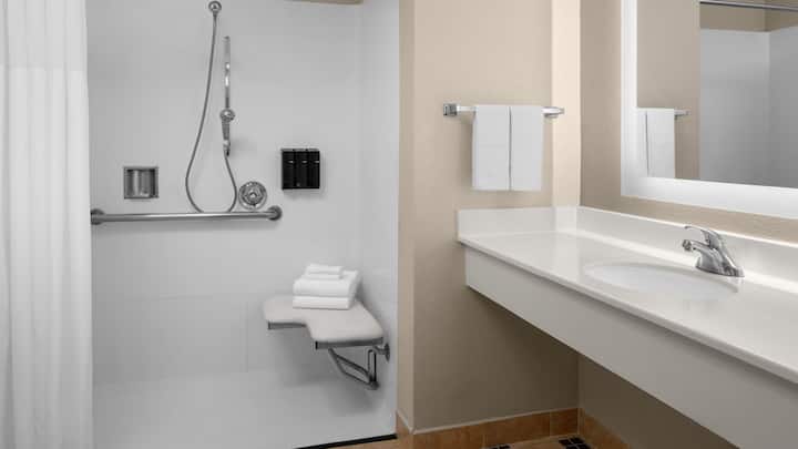 Roll-in Shower And On-site Laundry - Folsom, CA