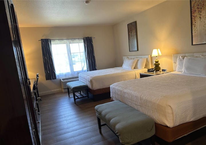 Family Stay W/ Outdoor Pool & Free Parking - Roseville, CA