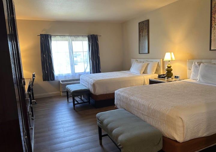 Rocklin Park Hotel | 2 Queen | Balcony & Pool - Roseville, CA