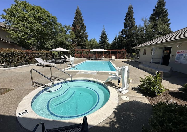1 King | Rocklin Park Hotel | With Balcony - Roseville, CA