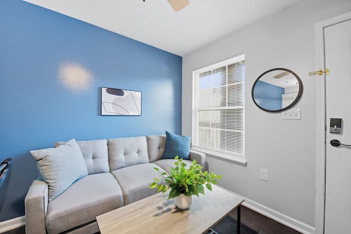 Chic Modern Suite With Style I Free Parking - Fayetteville, NC