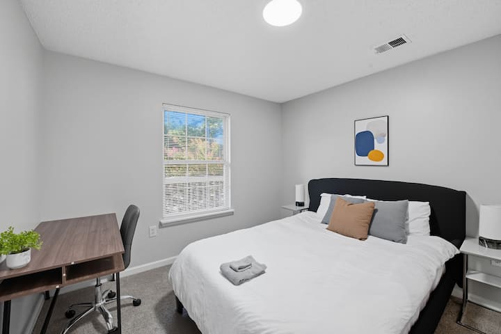Cozy Contemporary Stay I Pool & Gym I Free Parking - Fayetteville