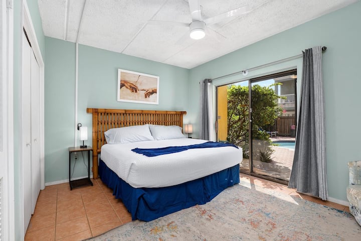 Sunny Island Stay | Walk To Beach + Free Parking - South Padre Island, TX