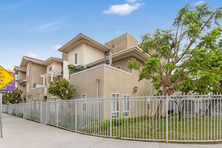 Designer La Townhome Near Sofi/ Lax - South Gate, CA