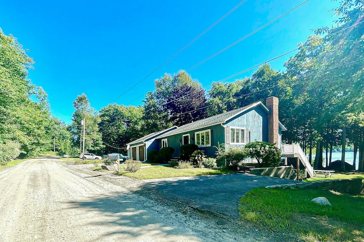4br Charming Four-season Lakehouse W/deck & Dock - Monmouth, ME