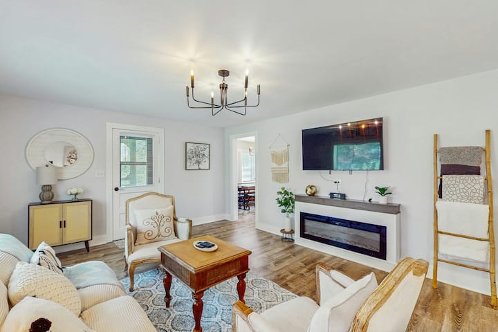 Charming Single Level Retreat With Full Kitchen - Sugar Mountain, NC