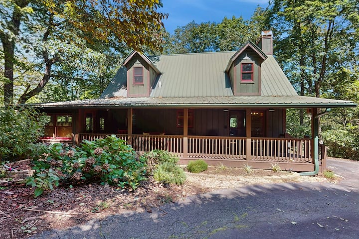 3br Cabin With Views & Modern Amenities - Clayton, GA