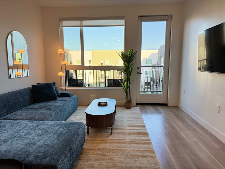 Premium Stay 10 Min From Disneyland W/ Pool & Gym - Tustin, CA