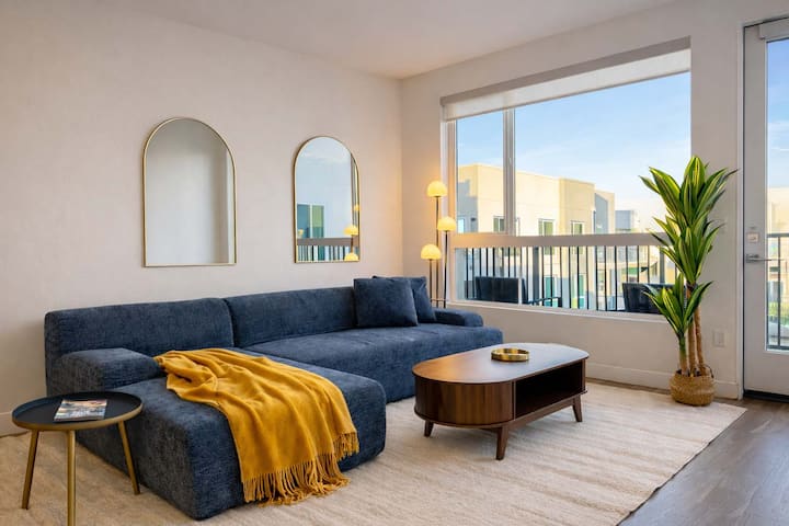 Premium Apt 10 Min From Disneyland W/ Pool & Gym - Irvine, CA