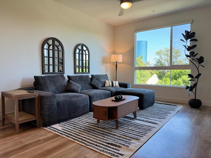 Stunning Haven W/pool, Gym&parking Near Disneyland - Santa Ana, CA