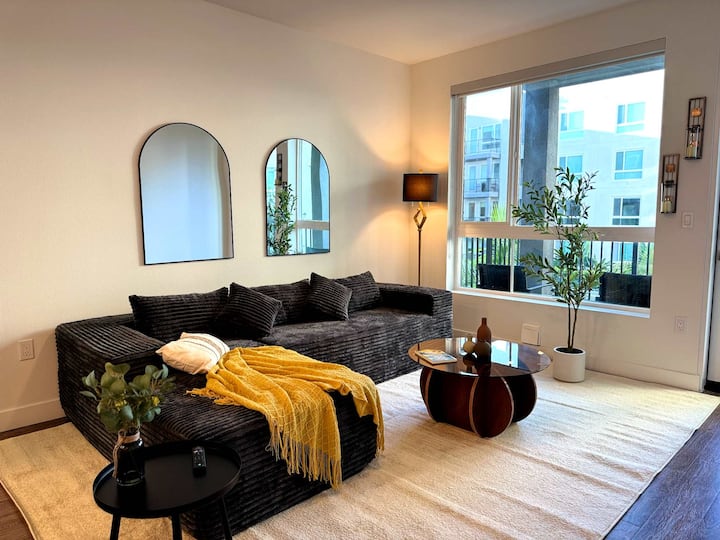 Bright Apt 10 Min From Disneyland With Pool & Gym - Irvine, CA