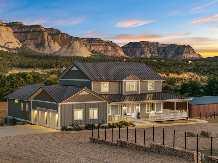 Farmhouse Retreat Near Zion W/ Hot Tub & Views - Orderville, UT
