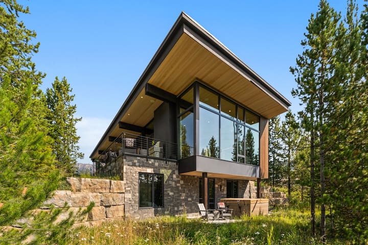 Luxury Mountain Stay | Hot Tub, Views & More - Big Sky, MT