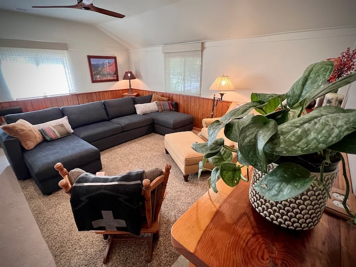 Charming Creekside Mountain Cottage - Sundance, UT
