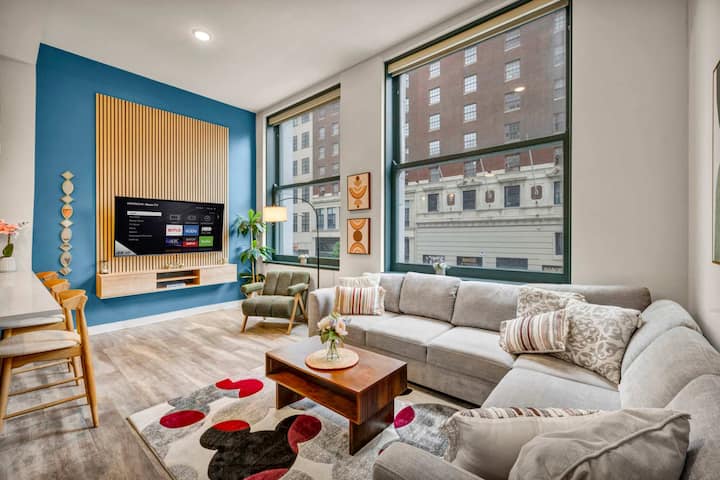 Luxe Flat W/ Heated Pool & Sauna • Gym•heart Of Dt - Cleveland, OH