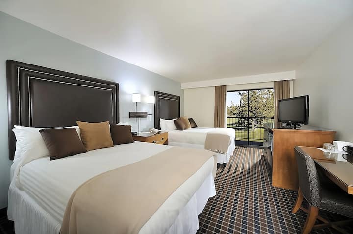 Scenic Canyon Rim Stay With Pool | 2 Units - Redmond, OR