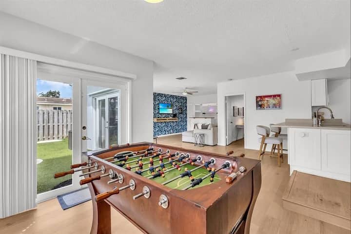 Poolside Retreat 4 Bedroom W Foosball & Ping Pong - Deerfield Beach, FL