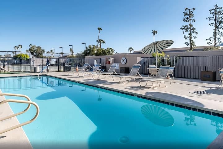4 Units W/kitchen | Pool | Palm Springs Stay - Palm Springs, CA
