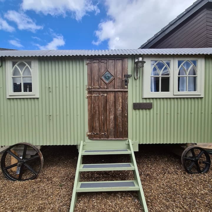 Shepherds Hut - Double - Ensuite - Amesbury