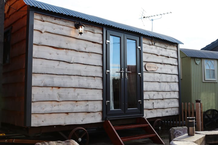 Shepherds Hut - Family - Ensuite - Amesbury