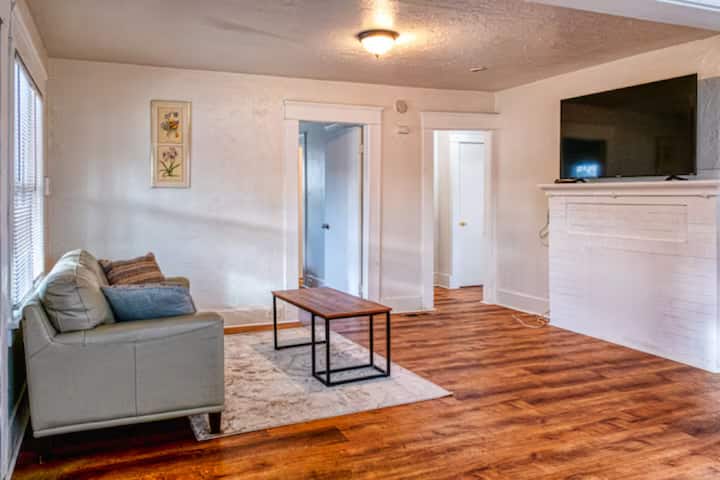 2br Family Getaway W/ Yard, Kitchen & Parking - Lodi, CA