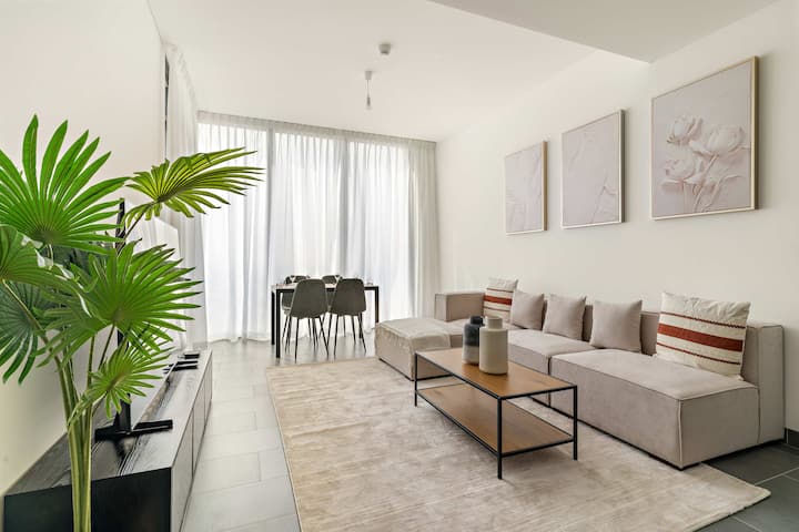 Spacious 2br In The Crest With Pool And Gym - Dubai