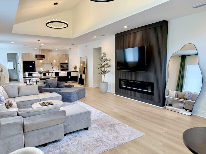 Luxury 4br Retreat | Hot Tub, Fire Pit, Game Room - Tampa, FL