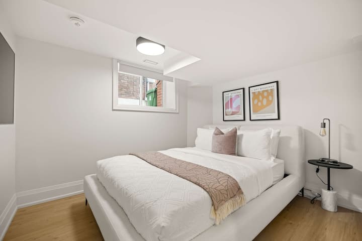 Bright & Spacious 2-br Condo Near To’s Waterfront - Toronto