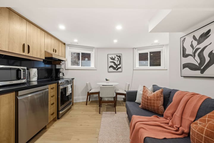 Sleek 2-br Apartment | 55" Tv | Sleeps 6! - Toronto