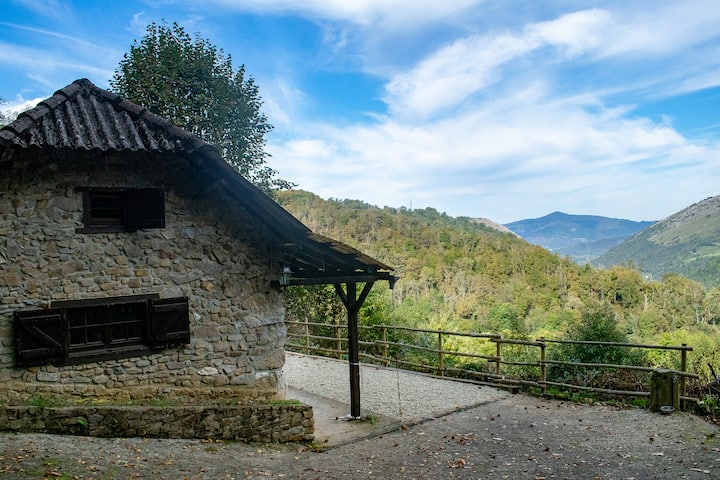 Oihaneko Etxea, La Grange Dans La Forêt -