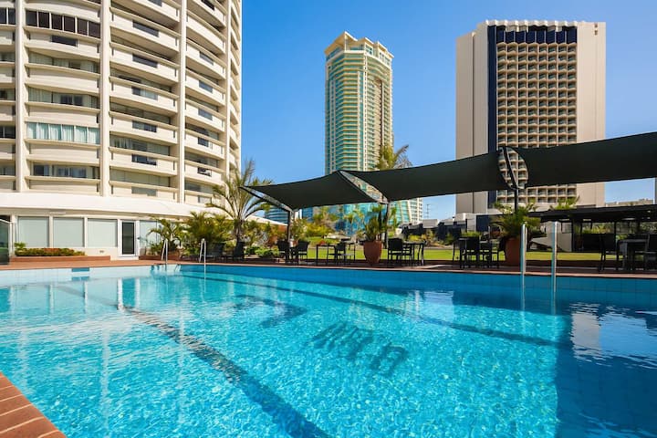 Beachfront 3br Oasis With Views - Surfers Paradise