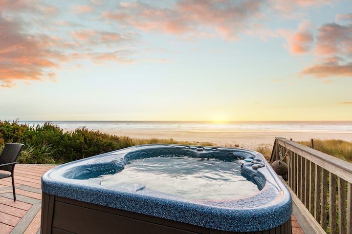 Serenity Sands Beachfront, Hot Tub, Media Room - Pacific City, OR