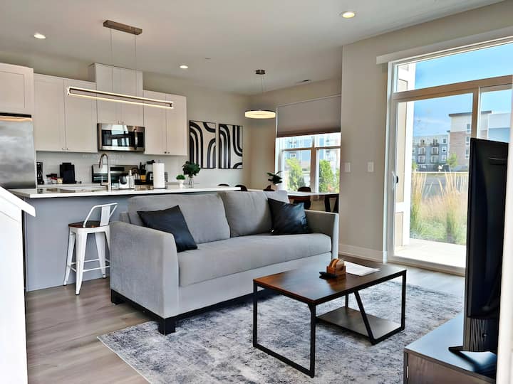 Modern 4br Townhouse W/ Parking & Lake Views - Naperville, IL