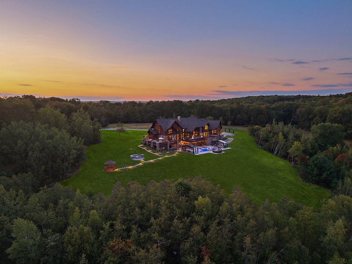 Pinnacle Pointe | Year-round Pool Spa Lake Theater - Middletown, NY