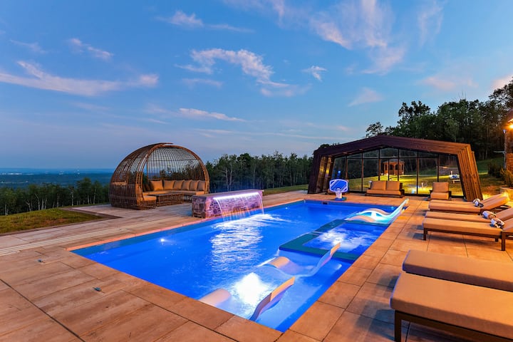 Pinnacle Pointe | Year-round Pool Spa Lake Theater - Middletown, NY