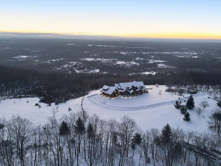 Pinnacle Pointe | Year-round Pool Spa Lake Theater - Middletown, NY