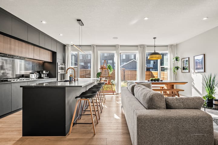 7 Br Luxury Home» Central Ac» 100" Projector - カルガリー
