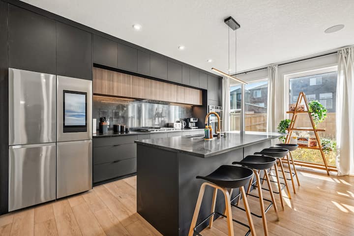 7 Br Luxury Home » Central Ac » 100" Projector - Calgary