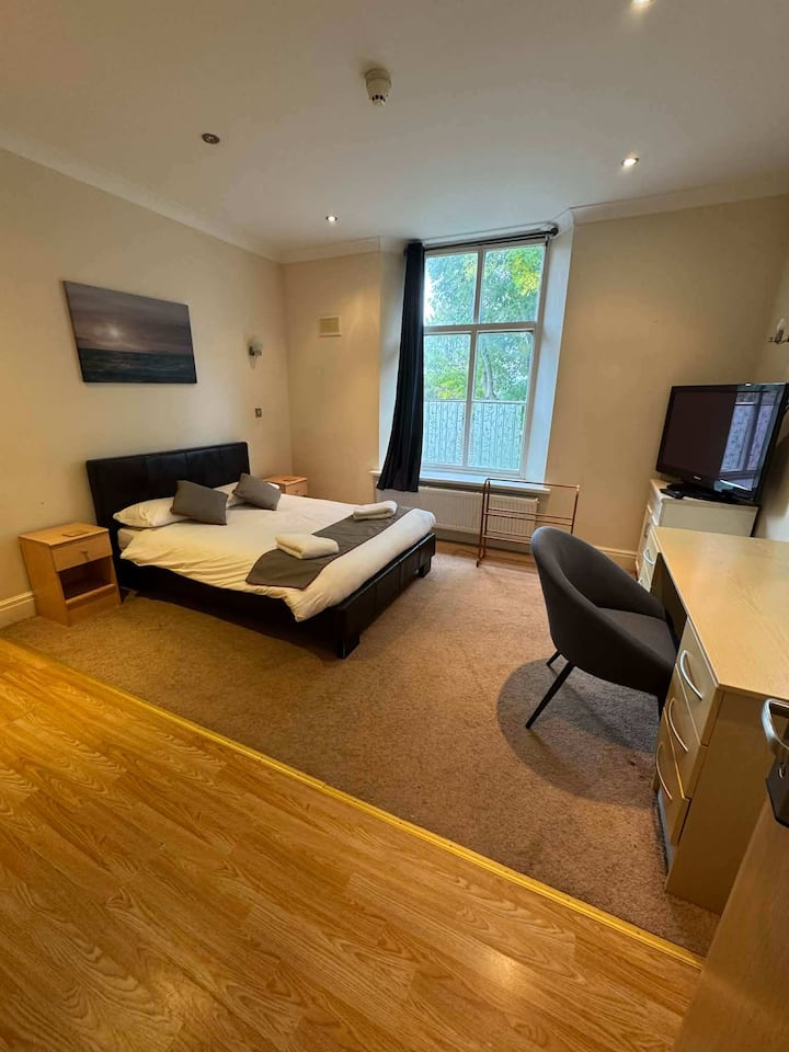 Two Bed Modern Flat Near City Centre With Parking - Sheffield