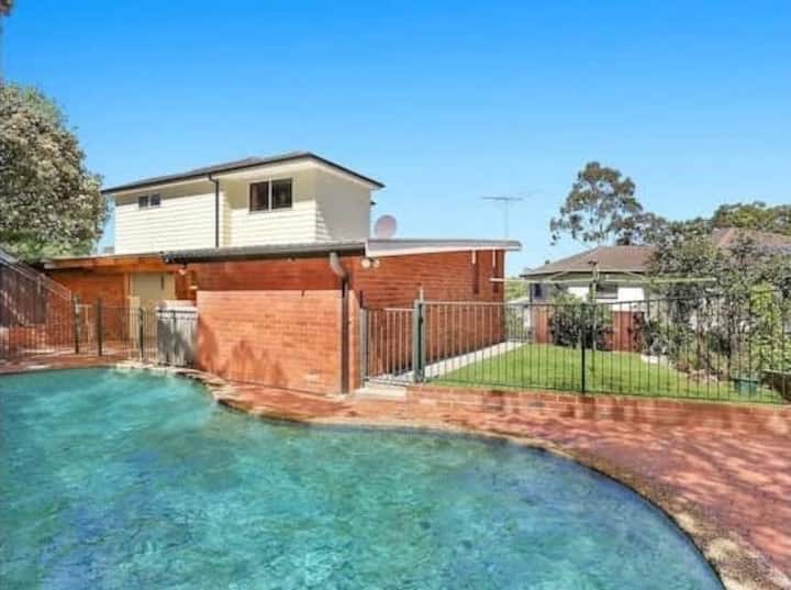 Relaxing 6 Bedroom Escape In Carlingford With Pool - Parramatta