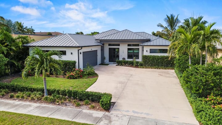 Luxurious & Tropical 3-bedroom Coastal Pool Home - Fort Pierce