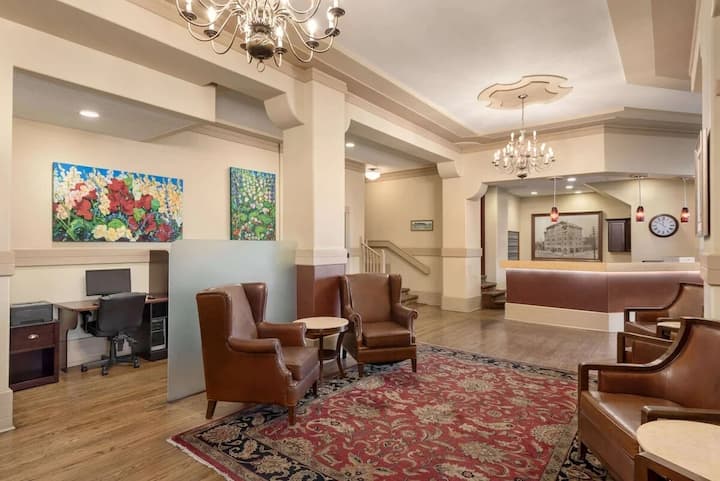 Plaza Hotel L 1 Double Bed L Downtown Kamloops - Kamloops