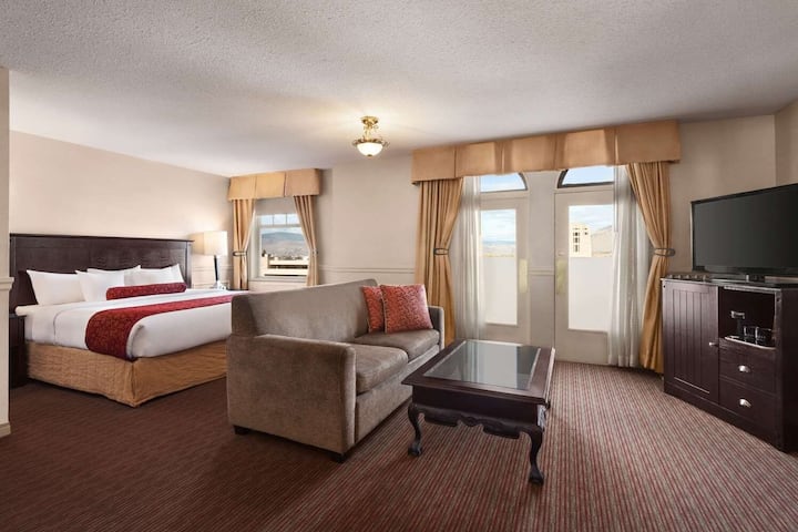 King Suite L Plaza Hotel L Spacious Downtown Stay - Kamloops