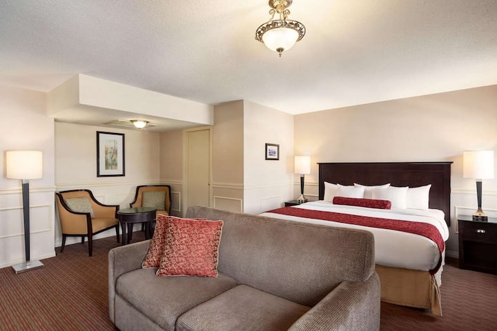 Plaza Hotel L King Suite L Walk To Dining - Kamloops
